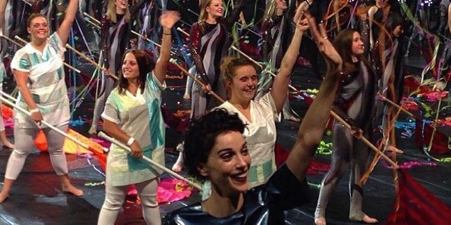 St. Vincent Debuts "Everyone You Know Will Go Away" During David Byrne ...